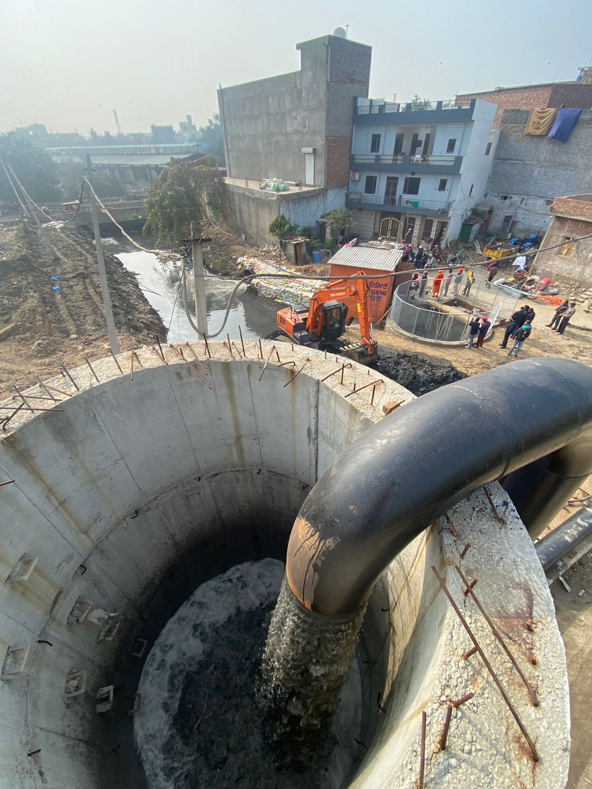 Temporary pumping station made functional; flow of sewer waste from ...